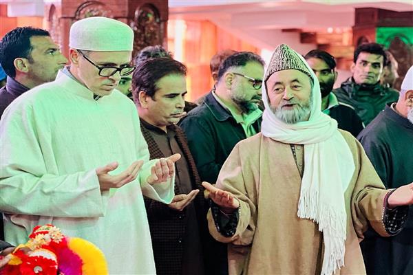 Omar Abdullah pays obeisance at Ziyarat Sharief Hazrat Sheikh-Ul-Aalam ...